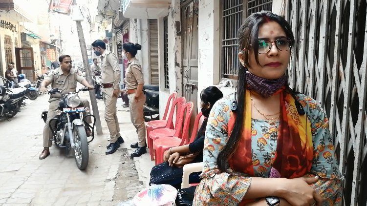 Married woman sitting on a dharna outside her in-laws in Sultanpur | सुल्तानपुर में ससुराल के ...