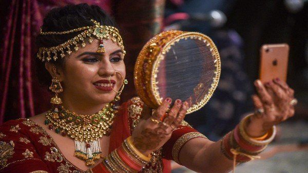 What Is The Importance Of Sieve On Karvachauth Why Women See The Moon what-is-the-importance-of-sieve-on-karvachauth-why-women-see-the-moon
