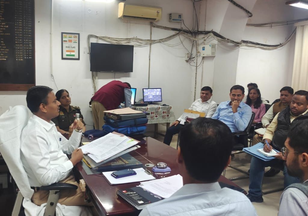Varanasi DM held a big meeting to improve Kashi's traffic system ...