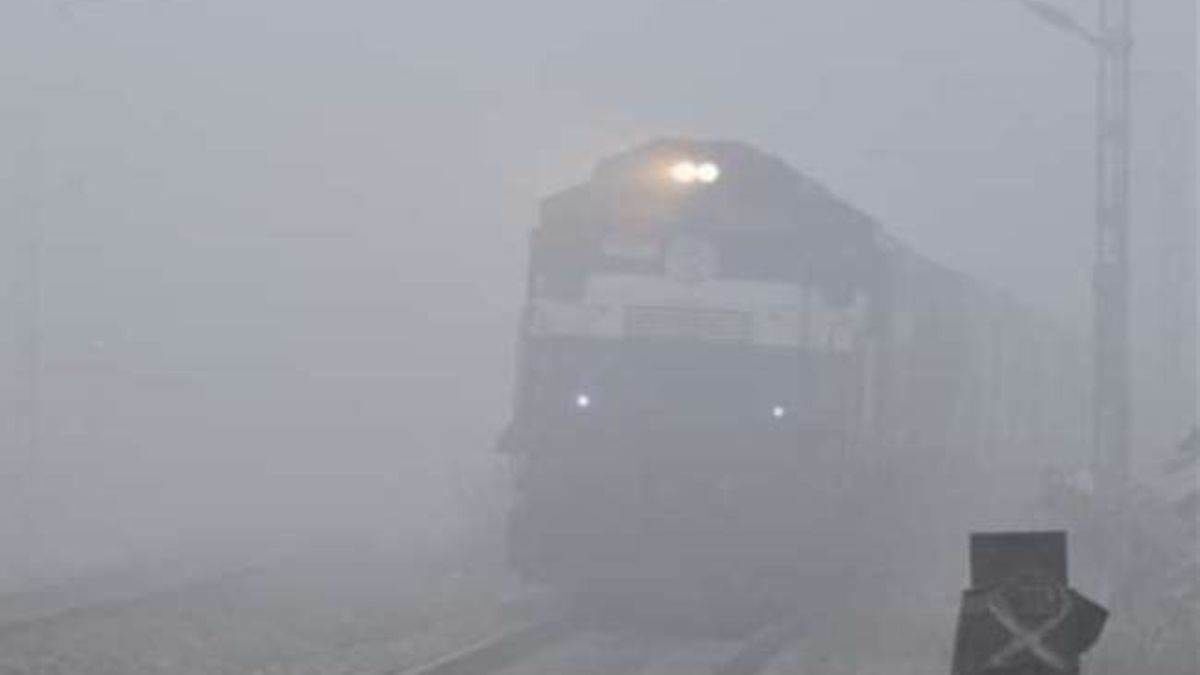 Trains Running Late: Fog wreaks havoc on trains, 17 trains affected due ...