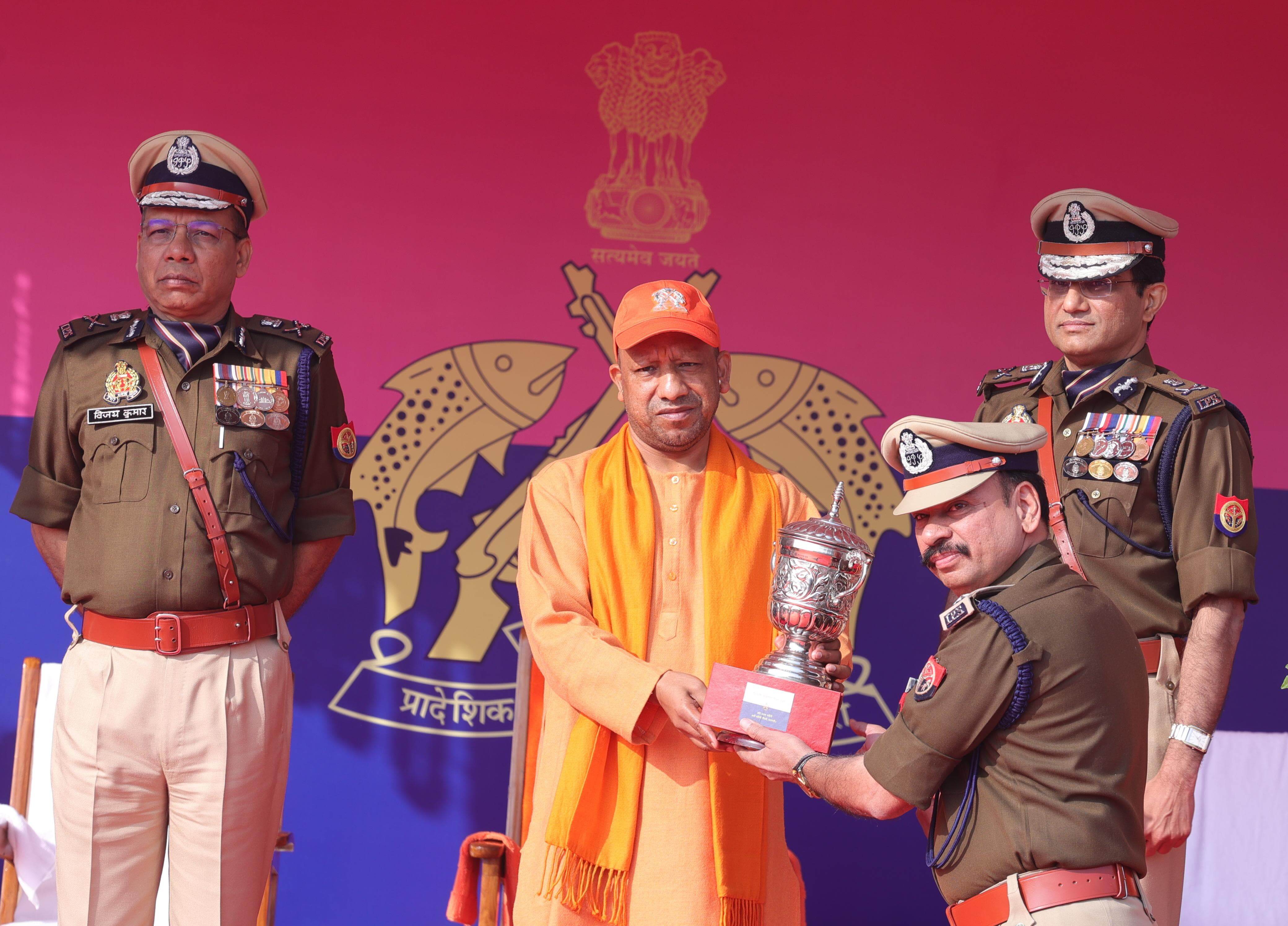Commander Dr. Rajiv Narayan Mishra was awarded by Chief Minister Yogi Adityanath | सेनानायक डॉ ...