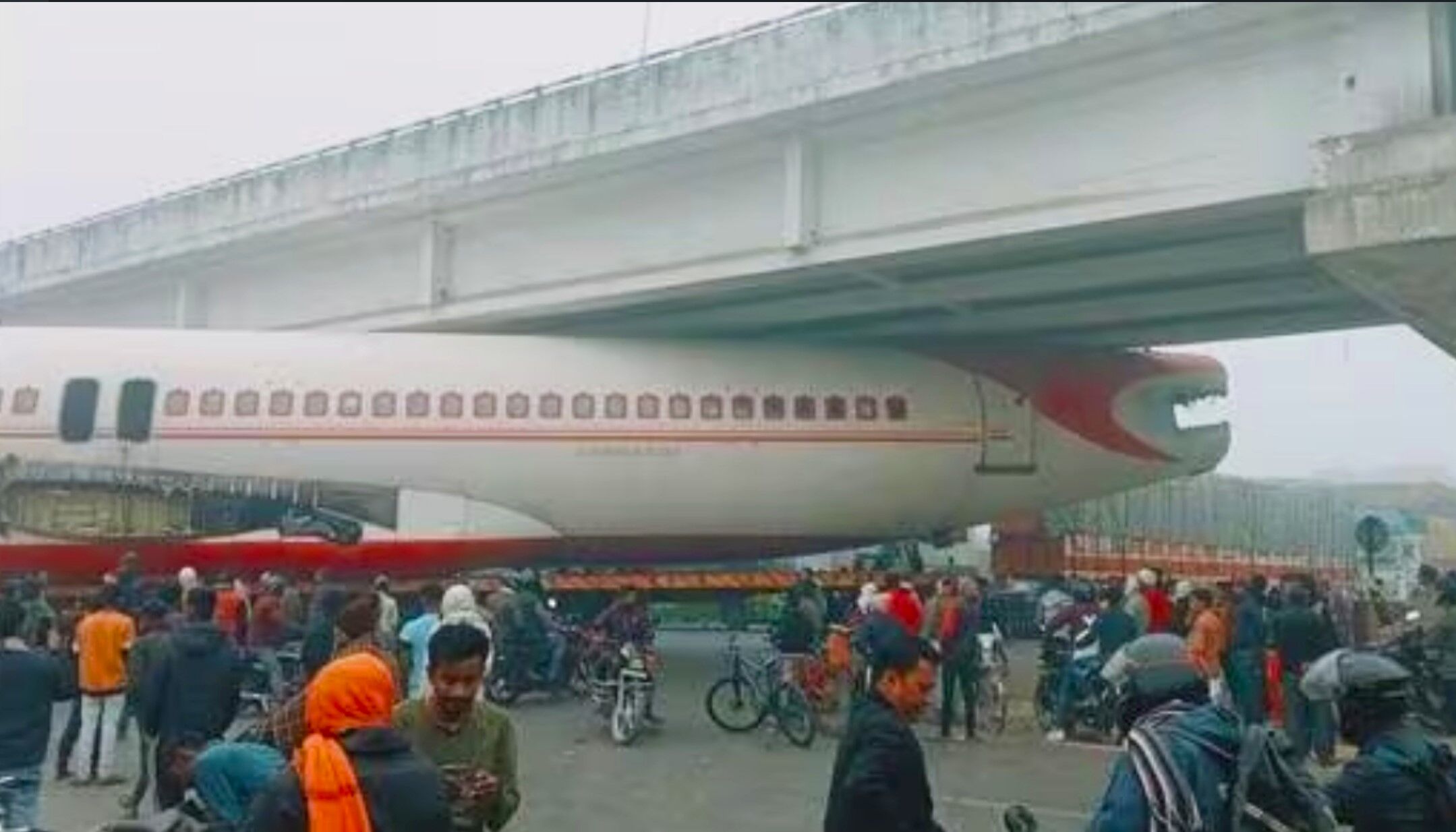 Motihari Plane Video: Airplane stuck under the bridge in Bihar, crowd ...